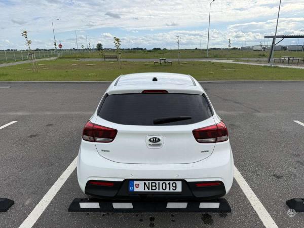 White Kia Rio 2017 in Marijampole, with an engine capacity of 1.40 L and mileage of 160 thousand km for 7200 €, photo 5 on AUTOMOTO.COM.LV