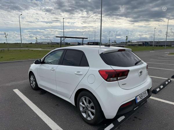 White Kia Rio 2017 in Marijampole, with an engine capacity of 1.40 L and mileage of 160 thousand km for 7200 €, photo 6 on AUTOMOTO.COM.LV