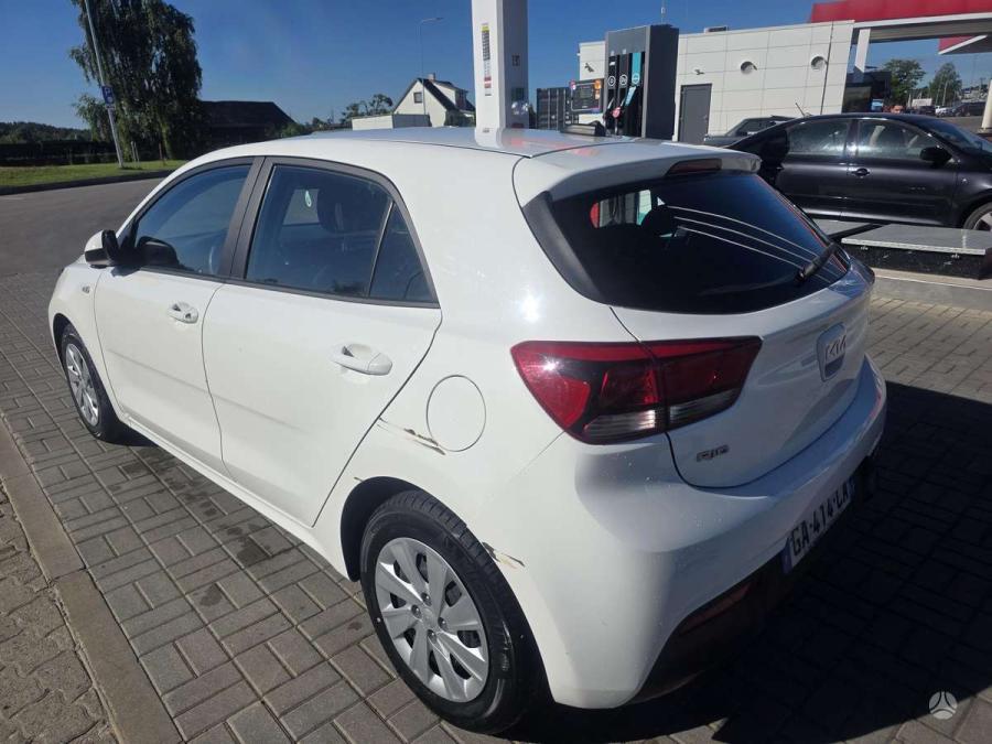 White Kia Rio 2021 in Taurage, with an engine capacity of 1.20 L and mileage of 80 thousand km for 8000 €, photo 1 on AUTOMOTO.COM.LV