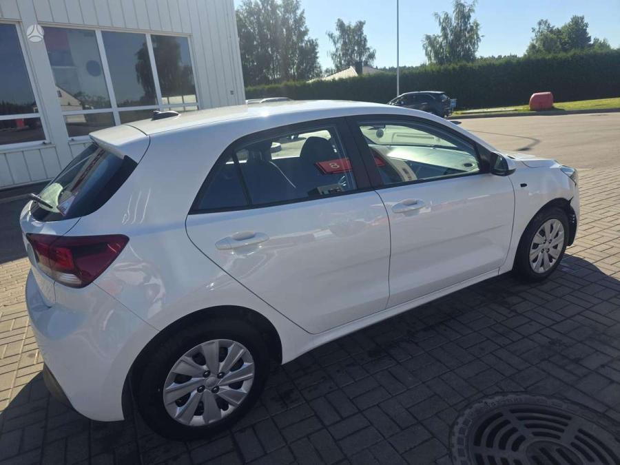 White Kia Rio 2021 in Taurage, with an engine capacity of 1.20 L and mileage of 80 thousand km for 8000 €, photo 7 on AUTOMOTO.COM.LV