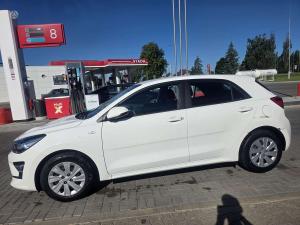 White Kia Rio 2021 in Taurage, with an engine capacity of 1.20 L and mileage of 80 thousand km for 8000 €, photo 10 on AUTOMOTO.COM.LV