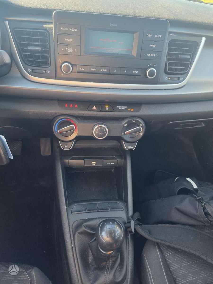 White Kia Rio 2021 in Taurage, with an engine capacity of 1.20 L and mileage of 80 thousand km for 8000 €, photo 22 on AUTOMOTO.COM.LV