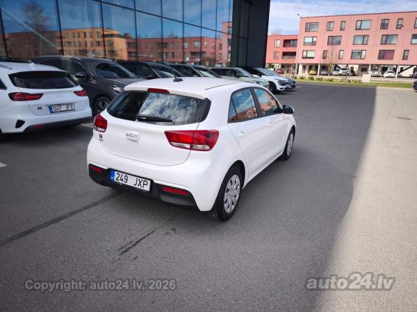 White Kia Rio 2023 in Tallinn, with an engine capacity of 1.20 L and mileage of 20 thousand km for 12800 €, photo 5 on AUTOMOTO.COM.LV