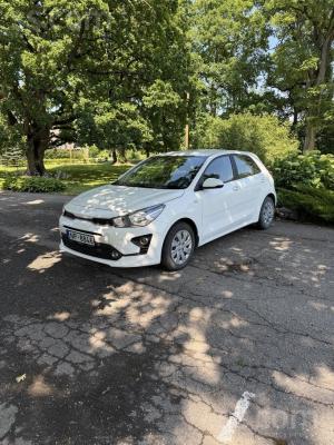 White Kia Rio 2023 in Tukums, with an engine capacity of 1.20 L and mileage of 37 thousand km for 10800 €, photo  on AUTOMOTO.COM.LV