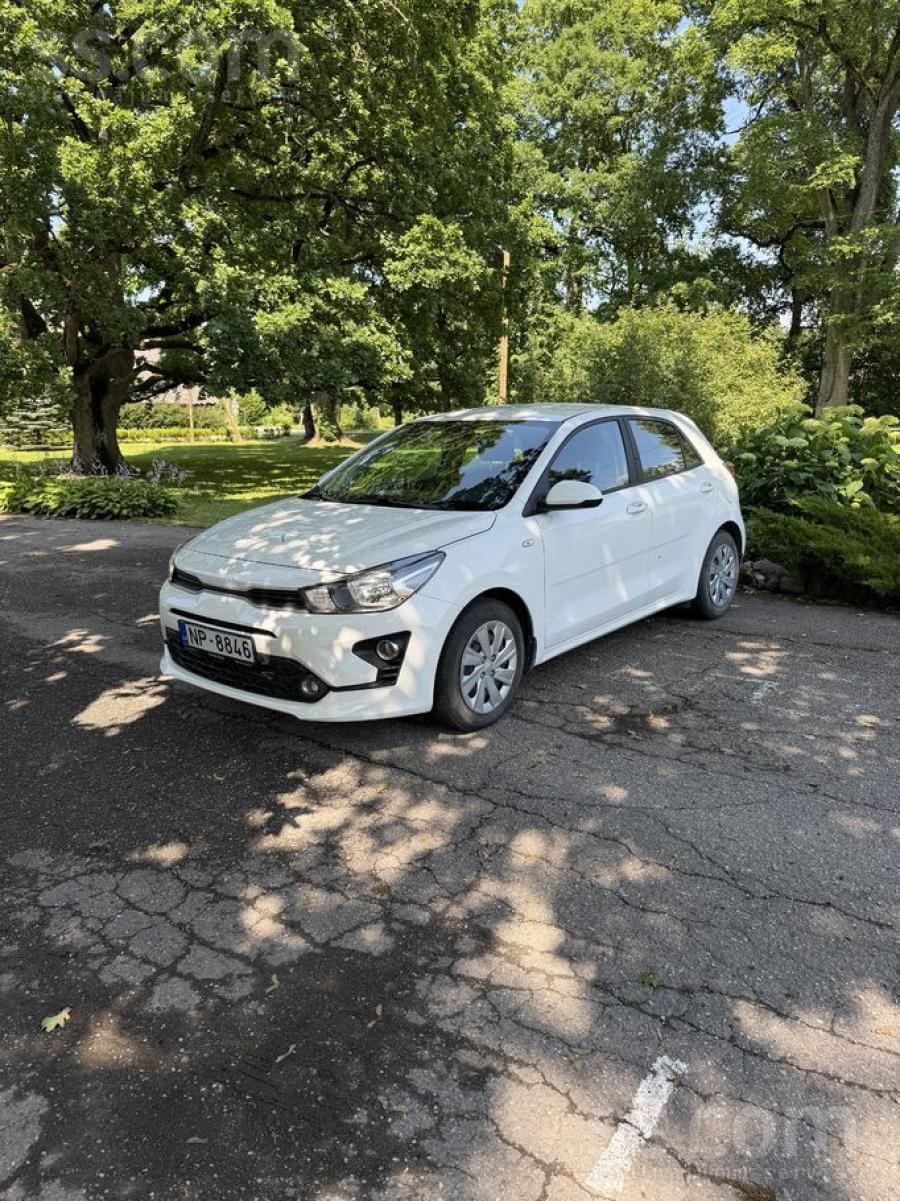 White Kia Rio 2023 in Tukums, with an engine capacity of 1.20 L and mileage of 37 thousand km for 10800 €, photo 1 on AUTOMOTO.COM.LV