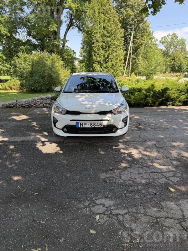 White Kia Rio 2023 in Tukums, with an engine capacity of 1.20 L and mileage of 37 thousand km for 10800 €, photo 3 on AUTOMOTO.COM.LV