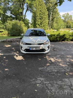 White Kia Rio 2023 in Tukums, with an engine capacity of 1.20 L and mileage of 37 thousand km for 10800 €, photo 4 on AUTOMOTO.COM.LV