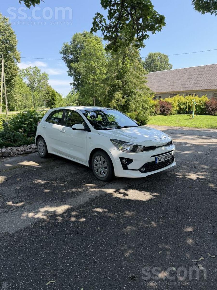 White Kia Rio 2023 in Tukums, with an engine capacity of 1.20 L and mileage of 37 thousand km for 10800 €, photo 5 on AUTOMOTO.COM.LV