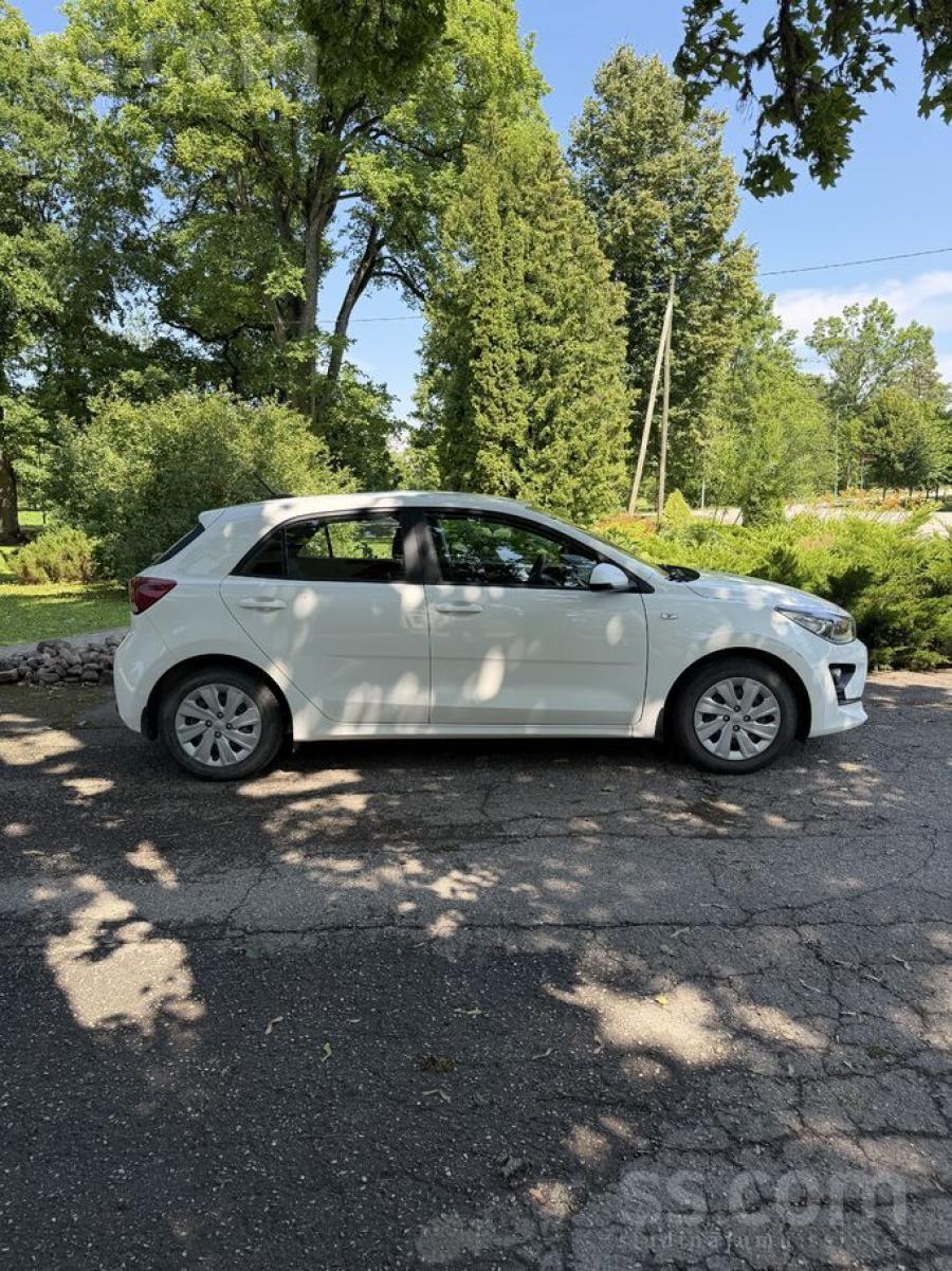 White Kia Rio 2023 in Tukums, with an engine capacity of 1.20 L and mileage of 37 thousand km for 10800 €, photo 6 on AUTOMOTO.COM.LV
