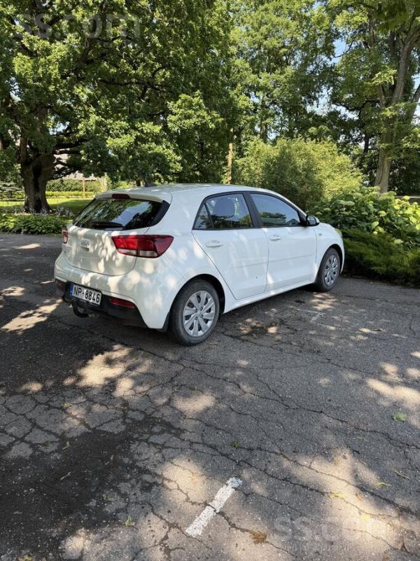 White Kia Rio 2023 in Tukums, with an engine capacity of 1.20 L and mileage of 37 thousand km for 10800 €, photo 8 on AUTOMOTO.COM.LV