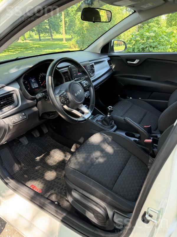 White Kia Rio 2023 in Tukums, with an engine capacity of 1.20 L and mileage of 37 thousand km for 10800 €, photo 9 on AUTOMOTO.COM.LV