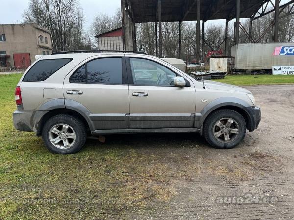 Smilšu krāsa Kia Sorento 2006 Viljandi, ar dzinēja tilpumu 2.50 L un nobraukumu 210 tūkst. km par 950 €, foto 2 vietnē AUTOMOTO.COM.LV