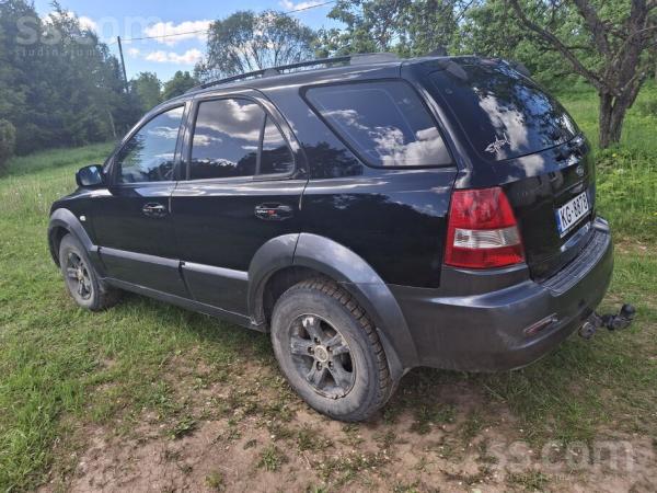 Black Kia Sorento 2002 in Rezekne, with an engine capacity of 2.50 L and mileage of 0 thousand km for 1800 €, photo 3 on AUTOMOTO.COM.LV