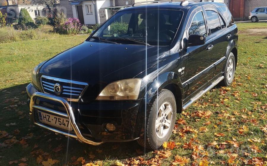 Black Kia Sorento 2003 in Daugavpils, with an engine capacity of 2.50 L and mileage of 333 thousand km for 1680 €, photo 1 on AUTOMOTO.COM.LV