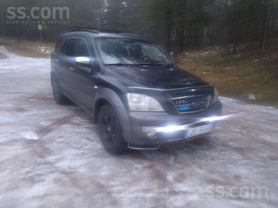 Black Kia Sorento 2003 in Rezekne, with an engine capacity of 2.40 L and mileage of 266 thousand km for 2150 €, photo 1 on AUTOMOTO.COM.LV