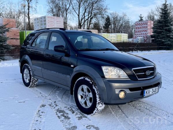 Black Kia Sorento 2003 in Jelgava, with an engine capacity of 2.50 L and mileage of 316 thousand km for 2850 €, photo 1 on AUTOMOTO.COM.LV