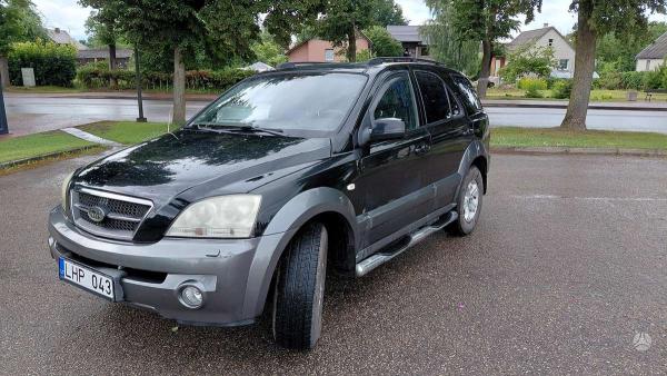Black Kia Sorento 2003 in Birzai, with an engine capacity of 2.50 L and mileage of 356 thousand km for 1300 €, photo 1 on AUTOMOTO.COM.LV