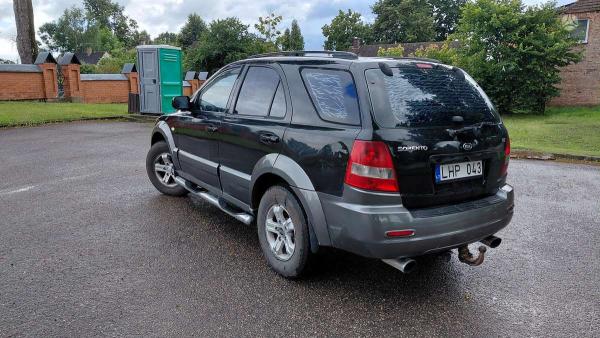 Black Kia Sorento 2003 in Birzai, with an engine capacity of 2.50 L and mileage of 356 thousand km for 1300 €, photo 4 on AUTOMOTO.COM.LV