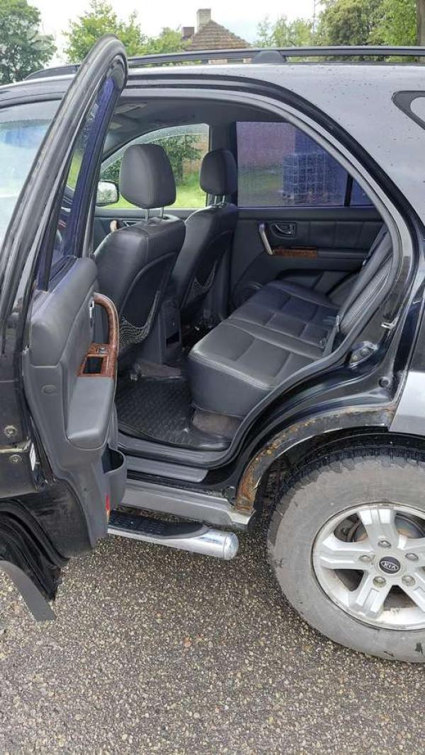 Black Kia Sorento 2003 in Birzai, with an engine capacity of 2.50 L and mileage of 356 thousand km for 1300 €, photo 6 on AUTOMOTO.COM.LV