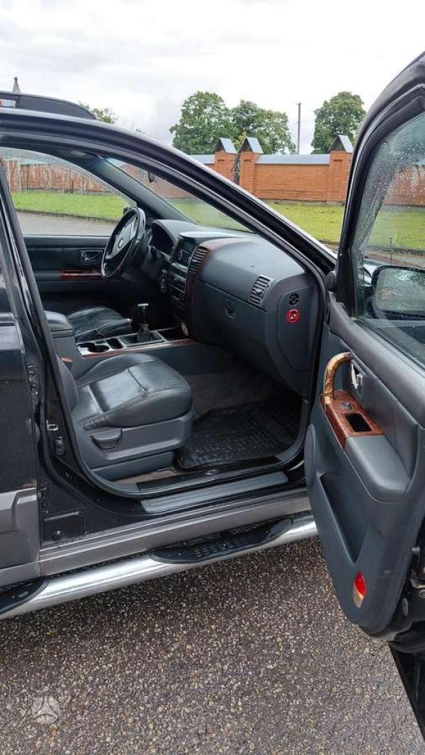 Black Kia Sorento 2003 in Birzai, with an engine capacity of 2.50 L and mileage of 356 thousand km for 1300 €, photo 8 on AUTOMOTO.COM.LV