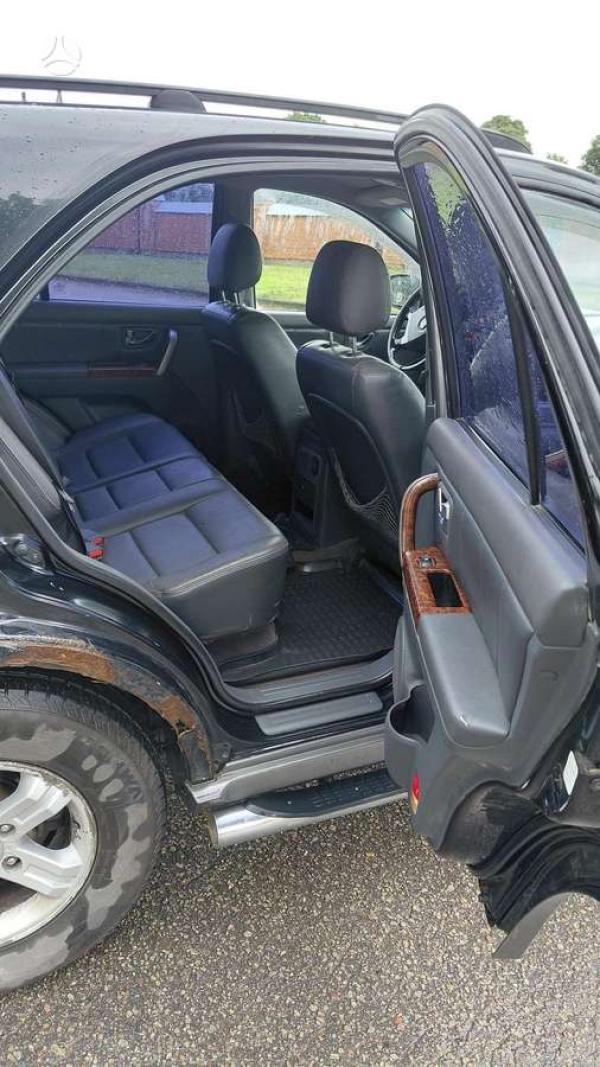 Black Kia Sorento 2003 in Birzai, with an engine capacity of 2.50 L and mileage of 356 thousand km for 1300 €, photo 9 on AUTOMOTO.COM.LV