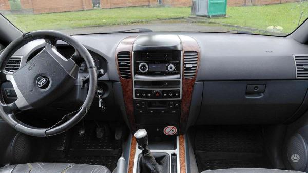 Black Kia Sorento 2003 in Birzai, with an engine capacity of 2.50 L and mileage of 356 thousand km for 1300 €, photo 10 on AUTOMOTO.COM.LV