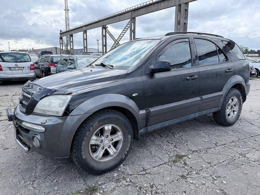 Black Kia Sorento 2003 in Tallinn, with an engine capacity of 2.50 L and mileage of 343 thousand km for 999 €, photo 3 on AUTOMOTO.COM.LV