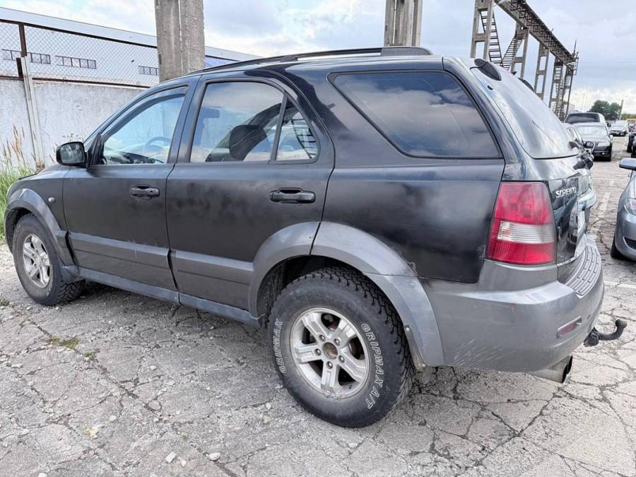 Black Kia Sorento 2003 in Tallinn, with an engine capacity of 2.50 L and mileage of 343 thousand km for 999 €, photo 5 on AUTOMOTO.COM.LV