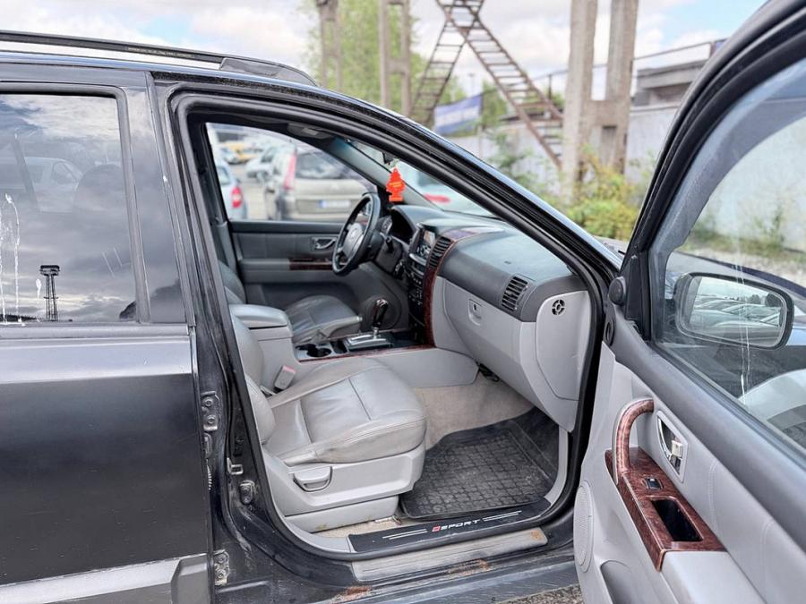 Black Kia Sorento 2003 in Tallinn, with an engine capacity of 2.50 L and mileage of 343 thousand km for 999 €, photo 7 on AUTOMOTO.COM.LV