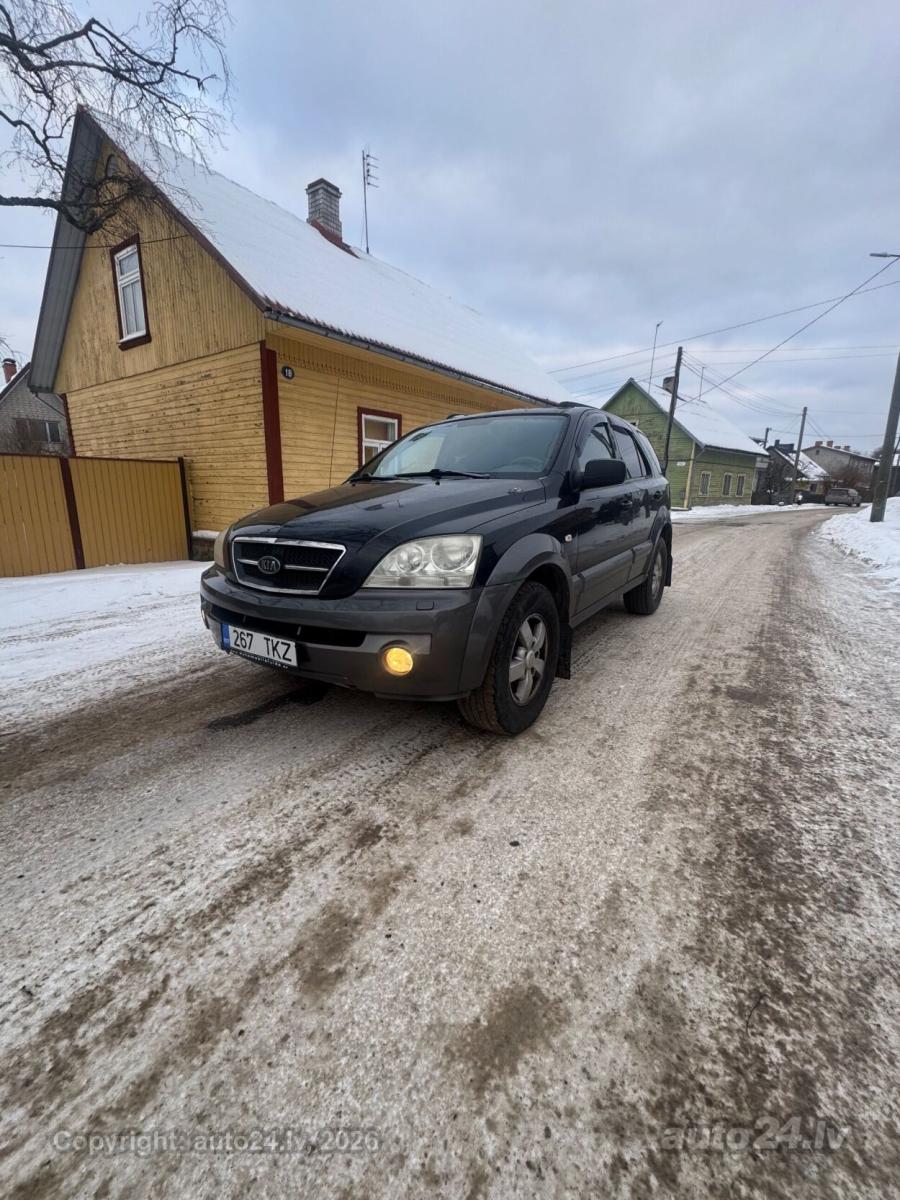 Black Kia Sorento 2004 in Viljandi, with an engine capacity of 2.50 L and mileage of 209 thousand km for 999 €, photo 1 on AUTOMOTO.COM.LV