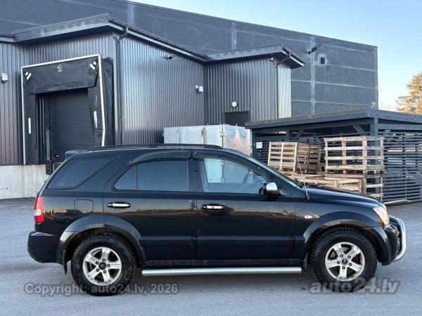 Black Kia Sorento 2004 in Rapla, with an engine capacity of 2.50 L and mileage of 362 thousand km for 1400 €, photo 5 on AUTOMOTO.COM.LV