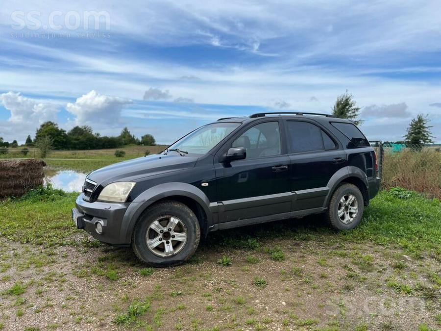Black Kia Sorento 2004 in Liepaja, with an engine capacity of 2.50 L and mileage of 375 thousand km for 1500 €, photo 1 on AUTOMOTO.COM.LV