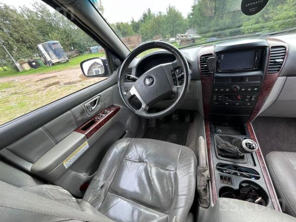 Black Kia Sorento 2004 in Liepaja, with an engine capacity of 2.50 L and mileage of 375 thousand km for 1500 €, photo 6 on AUTOMOTO.COM.LV