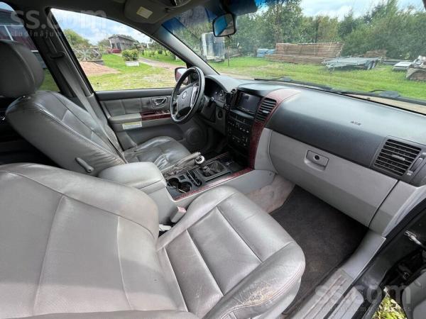 Black Kia Sorento 2004 in Liepaja, with an engine capacity of 2.50 L and mileage of 375 thousand km for 1500 €, photo 7 on AUTOMOTO.COM.LV