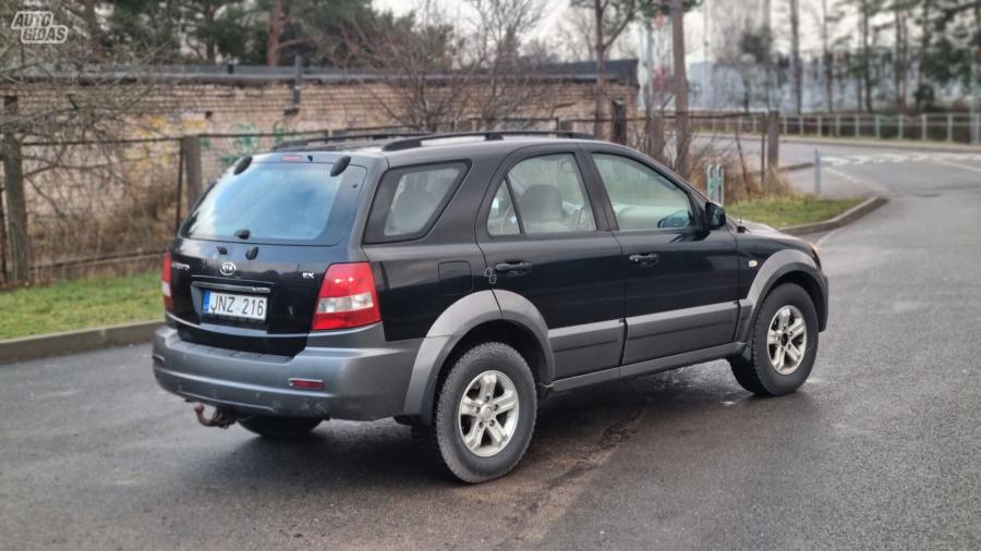 Black Kia Sorento 2005 in Vilnius, with an engine capacity of 2.50 L and mileage of 265 thousand km for 2500 €, photo 4 on AUTOMOTO.COM.LV