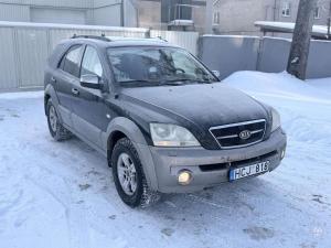 Black Kia Sorento 2005 in Vilnius, with an engine capacity of 2.50 L and mileage of 304 thousand km for 2450 €, photo 2 on AUTOMOTO.COM.LV