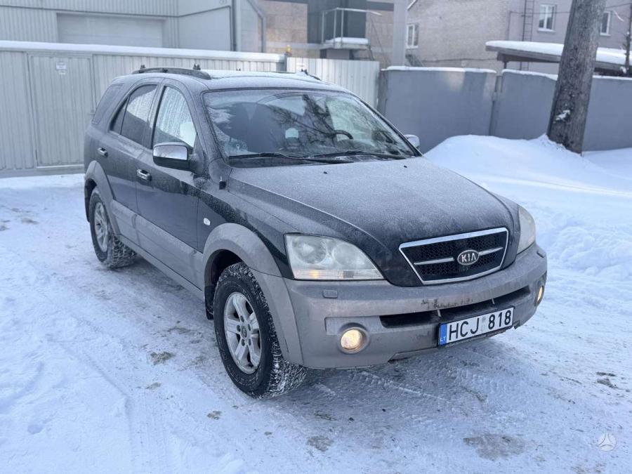 Black Kia Sorento 2005 in Vilnius, with an engine capacity of 2.50 L and mileage of 304 thousand km for 2450 €, photo 2 on AUTOMOTO.COM.LV