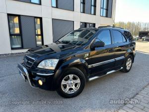 Black Kia Sorento 2005 in Tartu, with an engine capacity of 2.50 L and mileage of 368 thousand km for 1799 €, photo 4 on AUTOMOTO.COM.LV