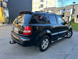 Black Kia Sorento 2005 in Tartu, with an engine capacity of 2.50 L and mileage of 368 thousand km for 1799 €, photo 5 on AUTOMOTO.COM.LV