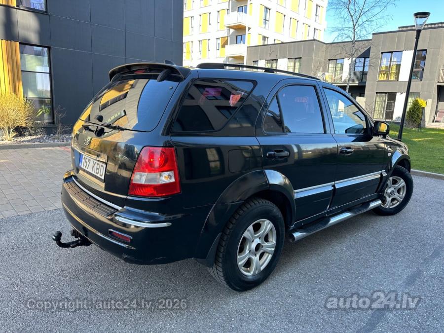 Black Kia Sorento 2005 in Tartu, with an engine capacity of 2.50 L and mileage of 368 thousand km for 1799 €, photo 5 on AUTOMOTO.COM.LV
