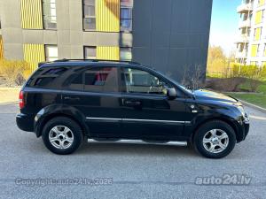Black Kia Sorento 2005 in Tartu, with an engine capacity of 2.50 L and mileage of 368 thousand km for 1799 €, photo 6 on AUTOMOTO.COM.LV