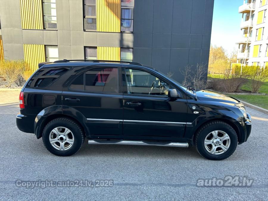 Black Kia Sorento 2005 in Tartu, with an engine capacity of 2.50 L and mileage of 368 thousand km for 1799 €, photo 6 on AUTOMOTO.COM.LV