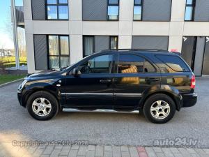 Black Kia Sorento 2005 in Tartu, with an engine capacity of 2.50 L and mileage of 368 thousand km for 1799 €, photo 7 on AUTOMOTO.COM.LV