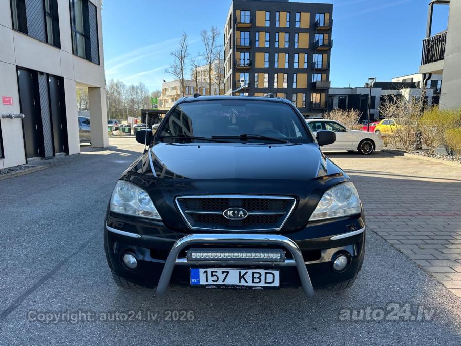 Black Kia Sorento 2005 in Tartu, with an engine capacity of 2.50 L and mileage of 368 thousand km for 1799 €, photo 8 on AUTOMOTO.COM.LV