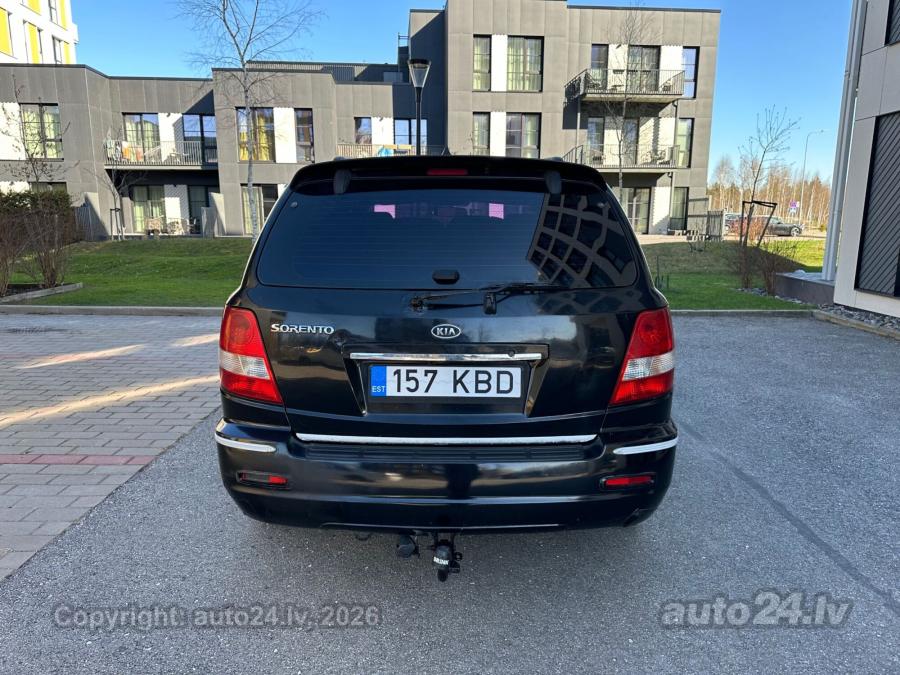 Black Kia Sorento 2005 in Tartu, with an engine capacity of 2.50 L and mileage of 368 thousand km for 1799 €, photo 9 on AUTOMOTO.COM.LV
