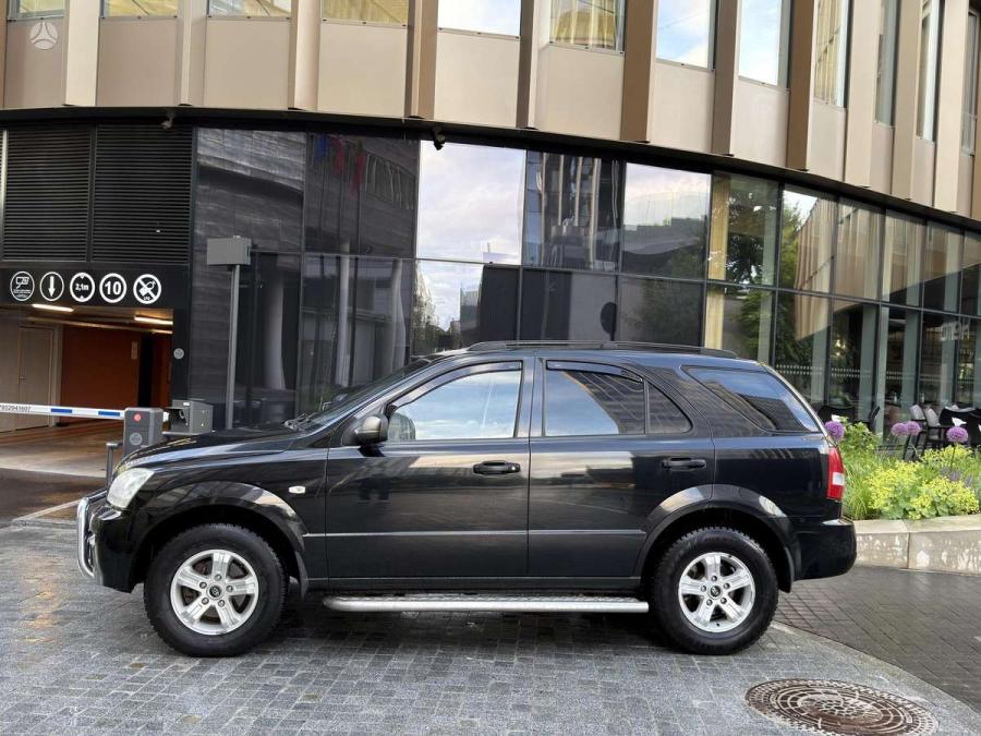 Black Kia Sorento 2005 in Vilnius, with an engine capacity of 2.40 L and mileage of 180 thousand km for 2450 €, photo 3 on AUTOMOTO.COM.LV