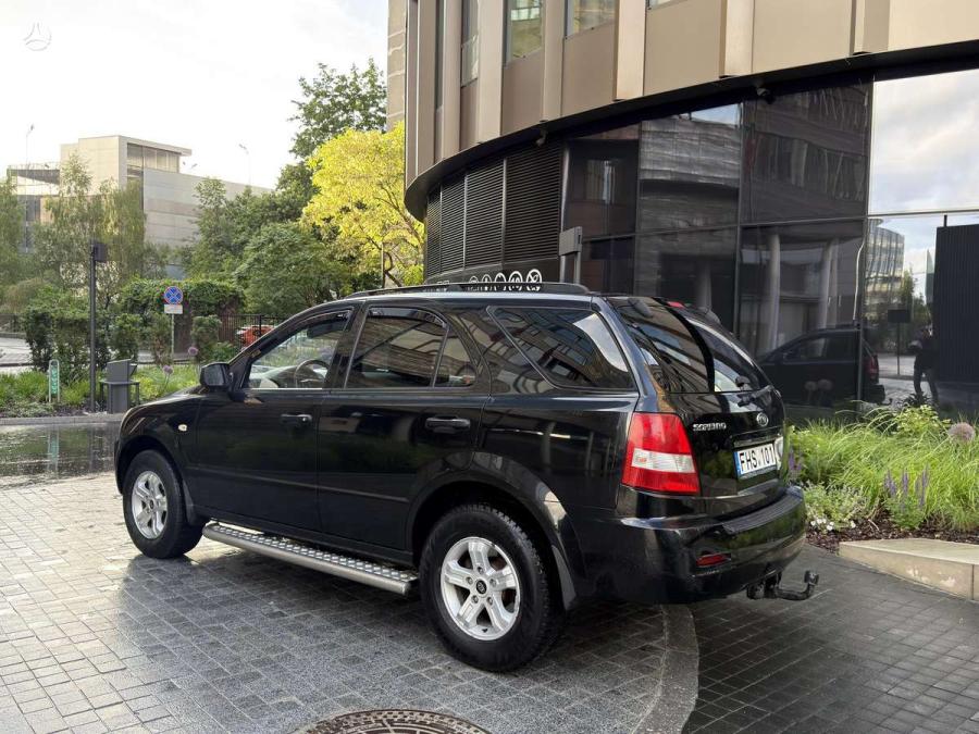 Black Kia Sorento 2005 in Vilnius, with an engine capacity of 2.40 L and mileage of 180 thousand km for 2450 €, photo 4 on AUTOMOTO.COM.LV