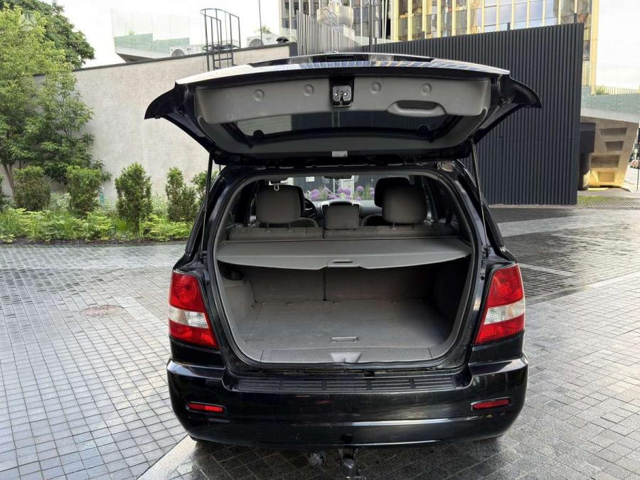 Black Kia Sorento 2005 in Vilnius, with an engine capacity of 2.40 L and mileage of 180 thousand km for 2450 €, photo 19 on AUTOMOTO.COM.LV
