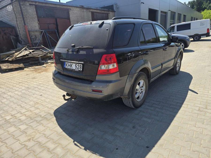 Black Kia Sorento 2005 in Vilnius, with an engine capacity of 2.50 L and mileage of 226 thousand km for 1850 €, photo 3 on AUTOMOTO.COM.LV