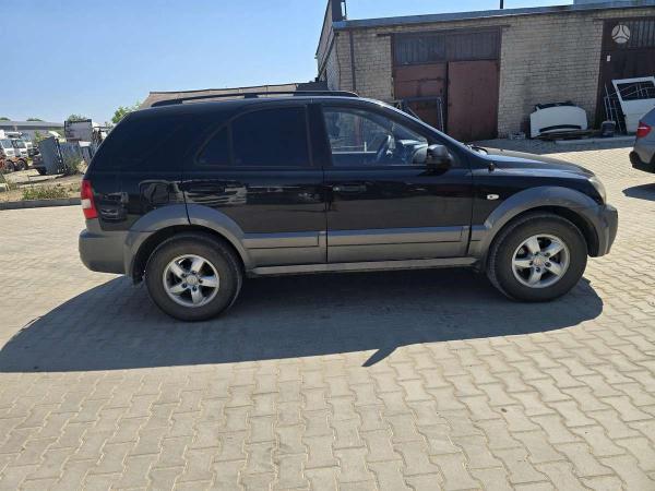 Black Kia Sorento 2005 in Vilnius, with an engine capacity of 2.50 L and mileage of 226 thousand km for 1850 €, photo 3 on AUTOMOTO.COM.LV